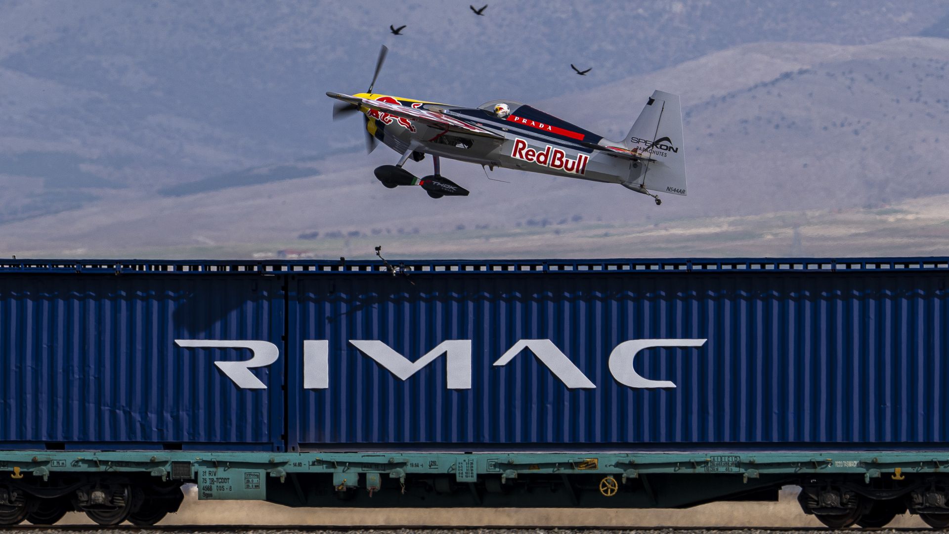 Aereo Red Bull atterra su treno in corsa: il video dell'impresa