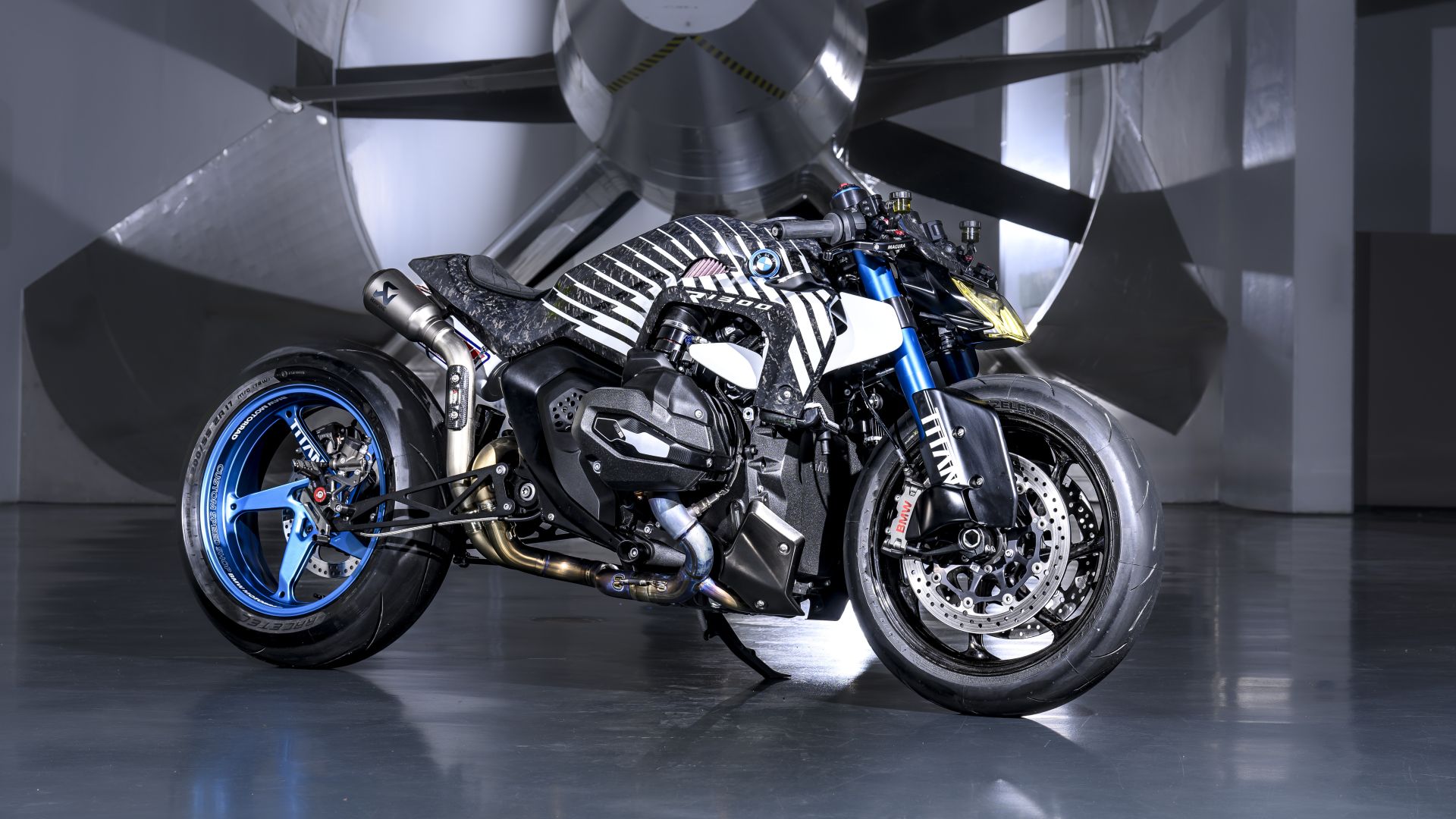 BMW R 1300 R Titan: novità, differenze, foto