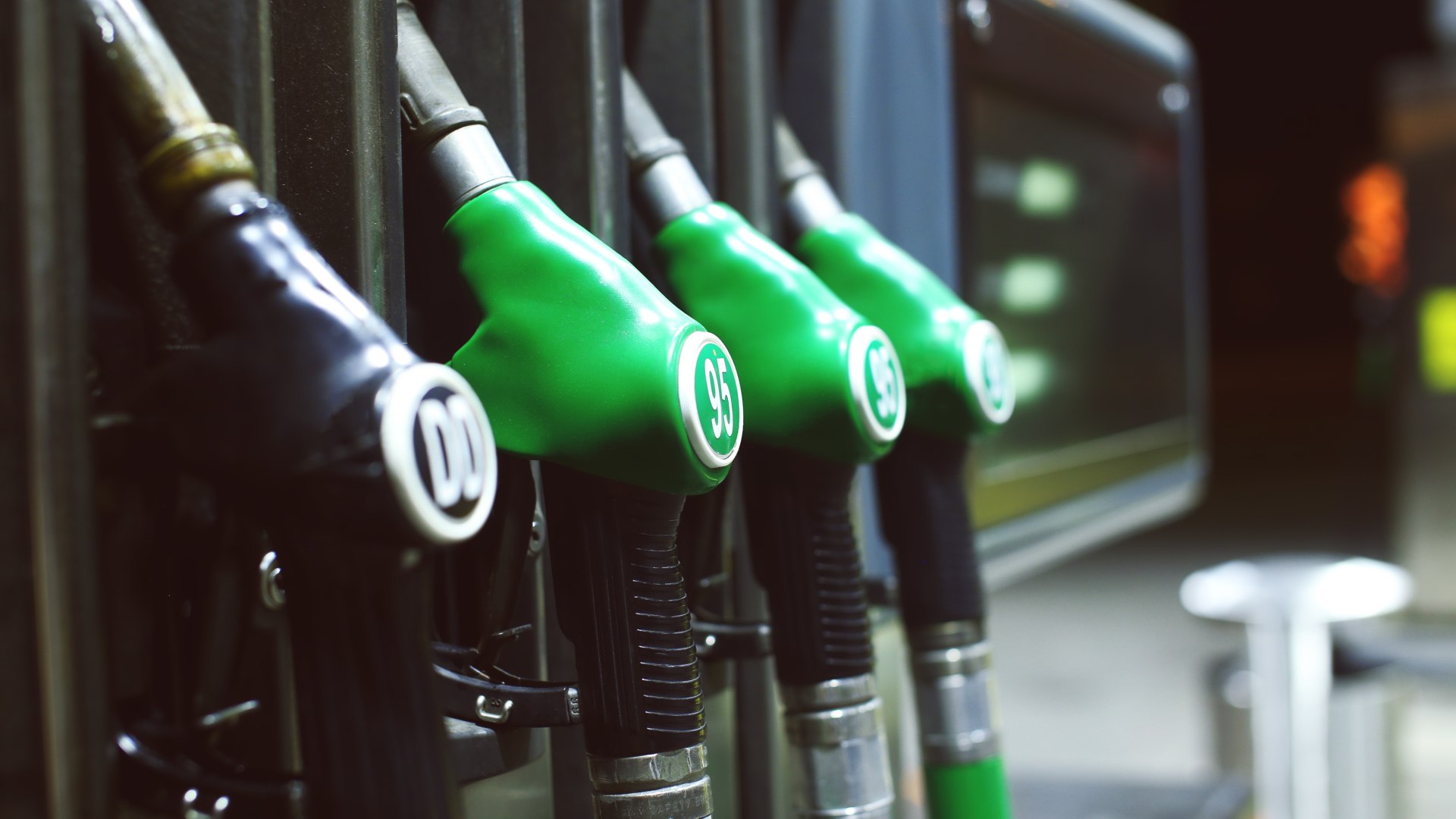 Benzina vicina al controsorpasso sul diesel, prezzi sempre più su.