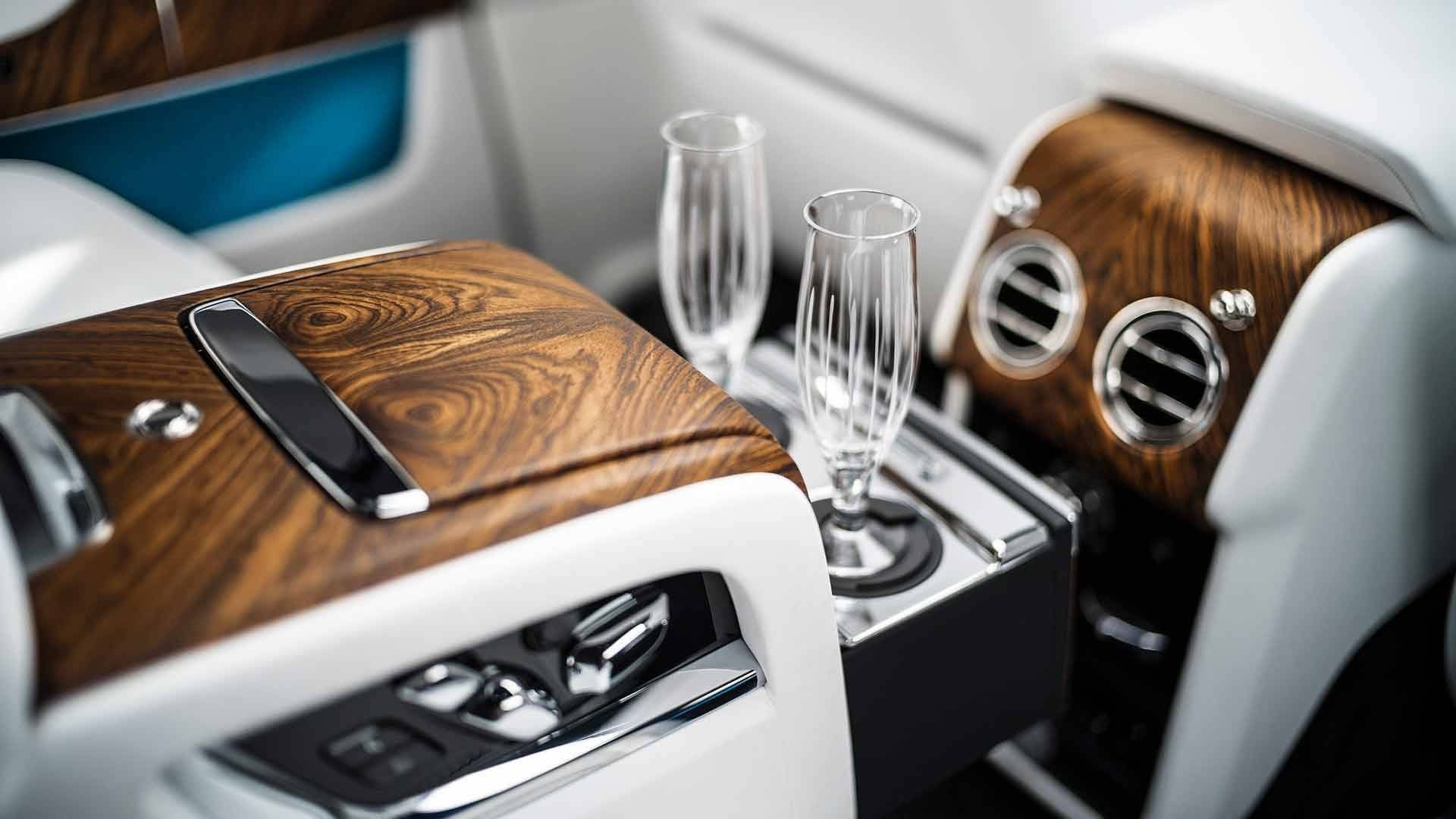Compra una Rolls-Royce e scopre che non può sedersi dietro.