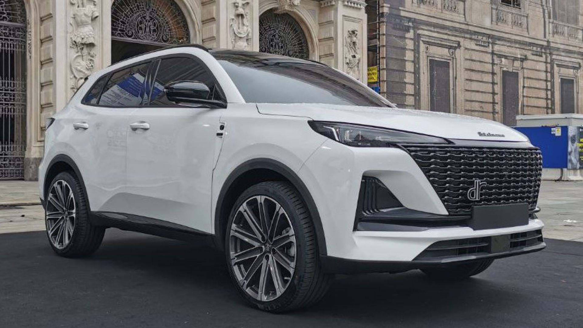 DR 5 Stilnovo e 6 Stilnovo, due nuovi SUV benzina/GPL per il 2026