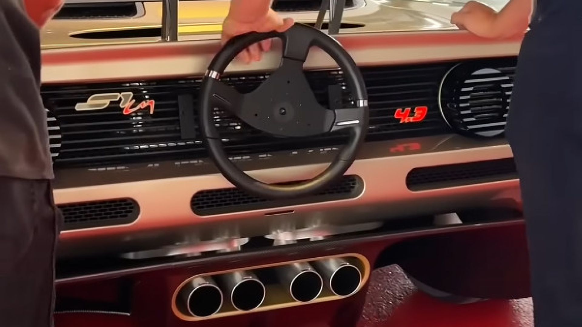 Gordon Murray S1 LM, la supercar col volante esterno. Video