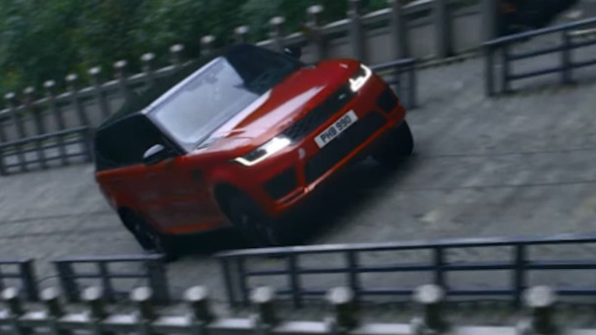 Se ti eri perso il contro-spot Land Rover all'epic fail Chery.