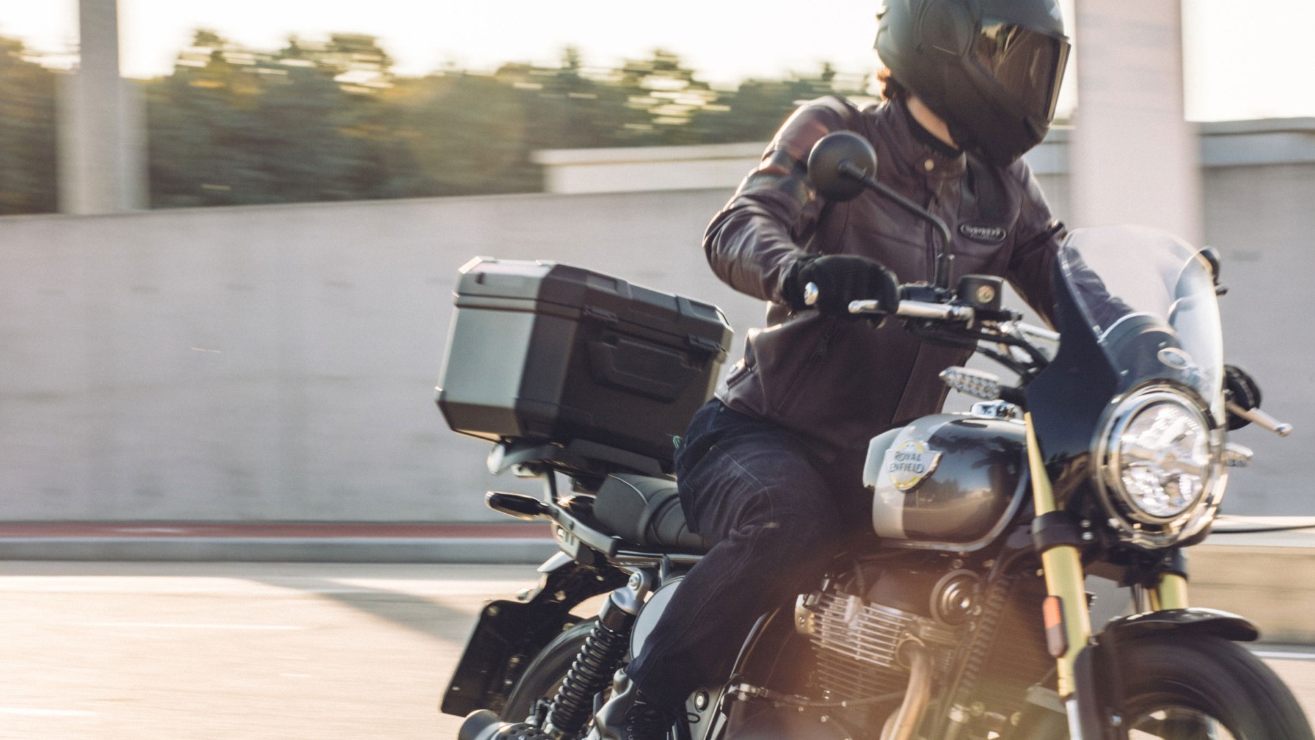 Bauletto, portavaligie e cupolino: Kappa trasforma la Royal Enfield ...