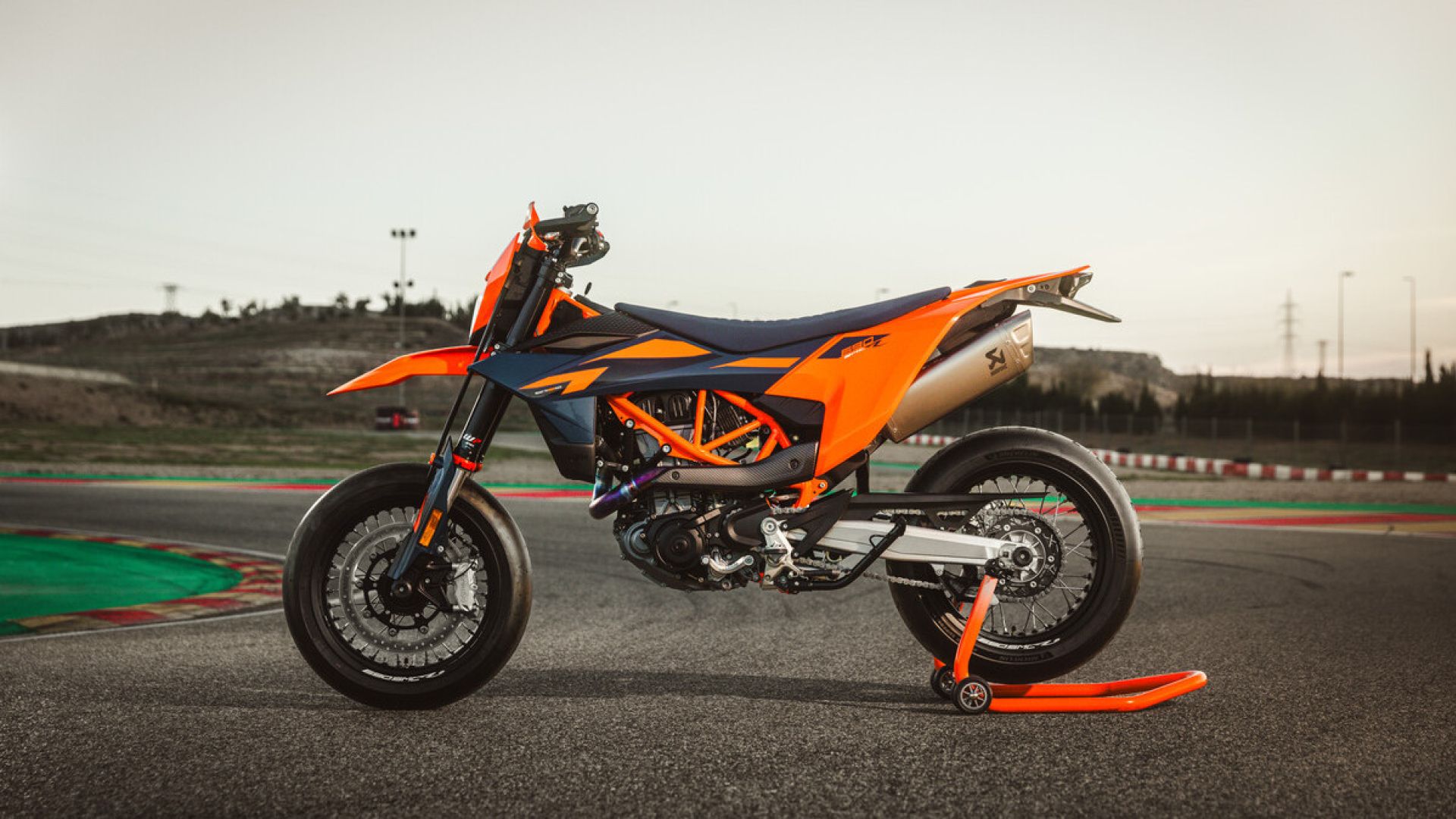 KTM 690 SMC-R 2026: caratteristiche, prezzo, data d'arrivo della motard