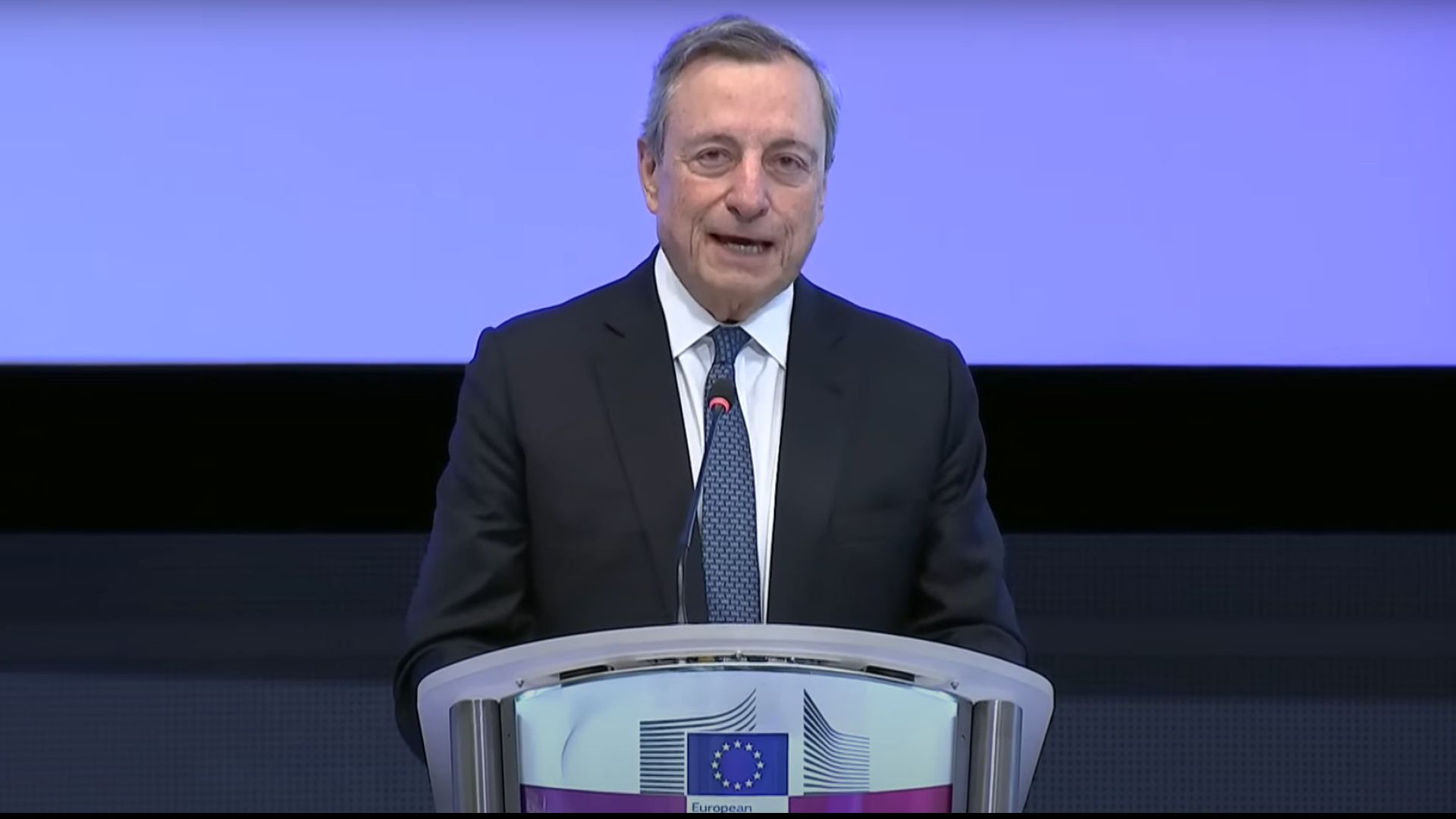 Auto elettrica 2035, Mario Draghi critico con l'UE. Cosa ha detto