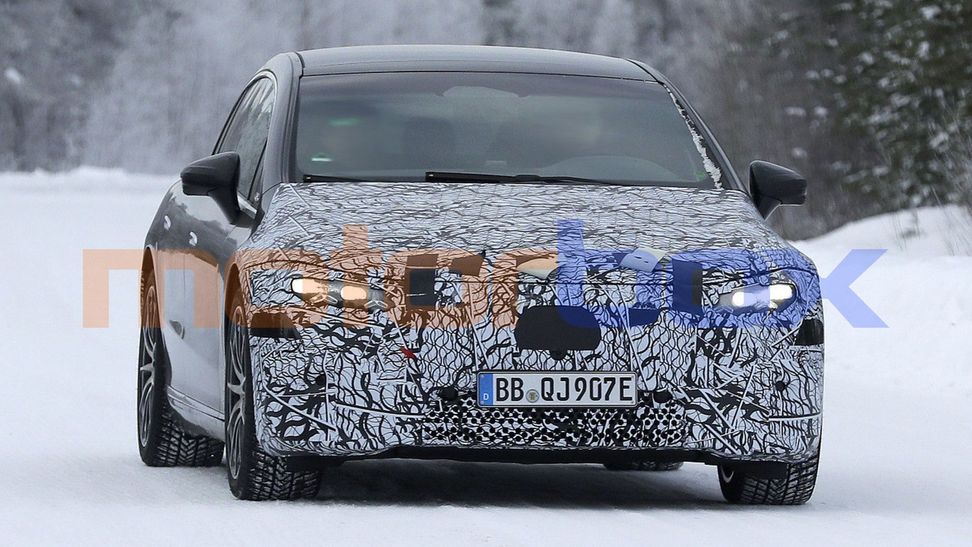 Foto spia Mercedes EQS 2026: restyling e tecnologia a 800 volt