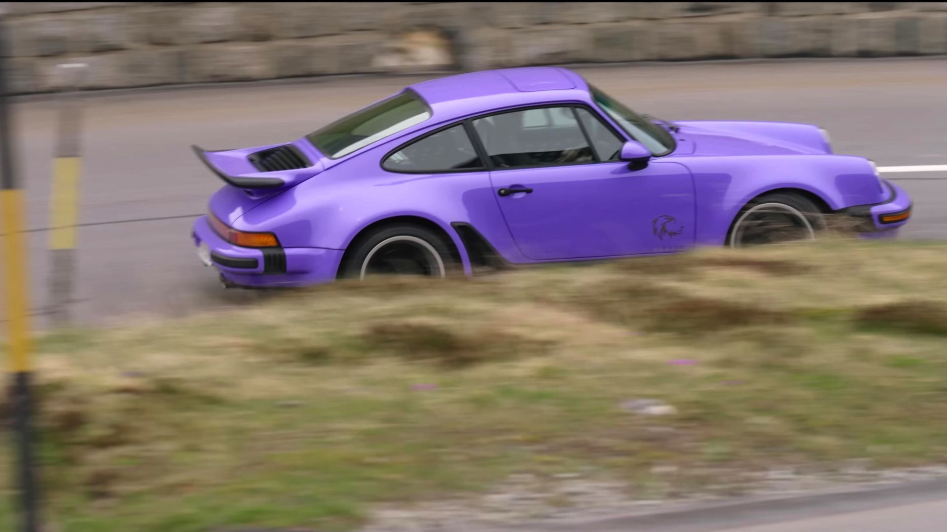 Video: la Porsche 911 930 Turbo by Singer guidata sulle Alpi