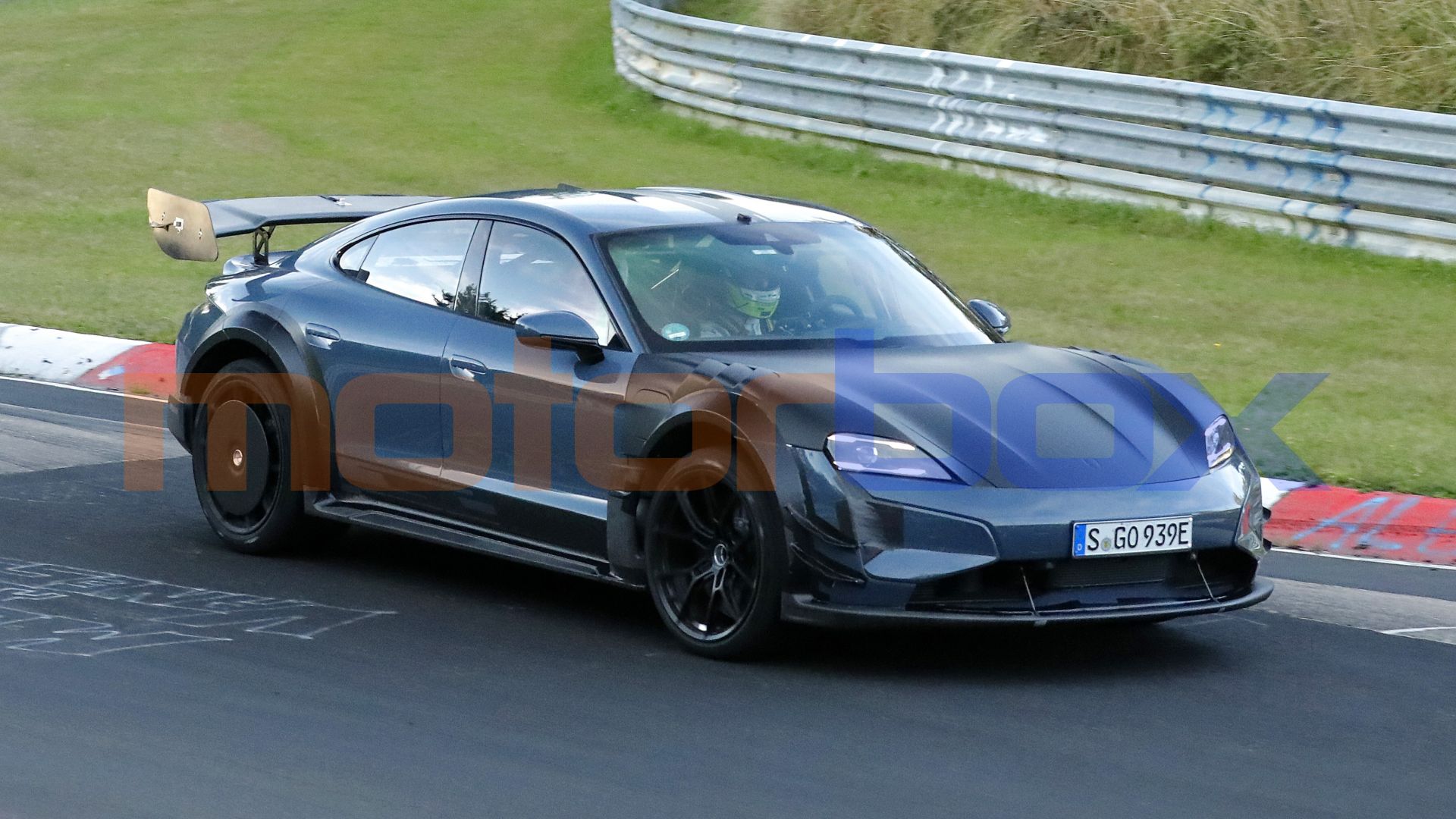Foto Porsche Taycan Turbo GT4 RS: test e record al Nürburgring