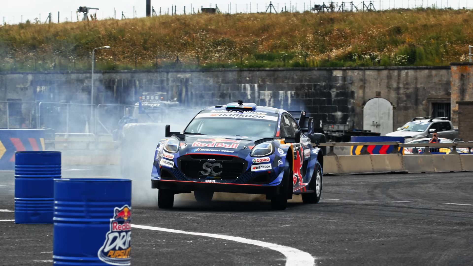 Drift Car vs Rally Car: una sfida epica nel video Red Bull