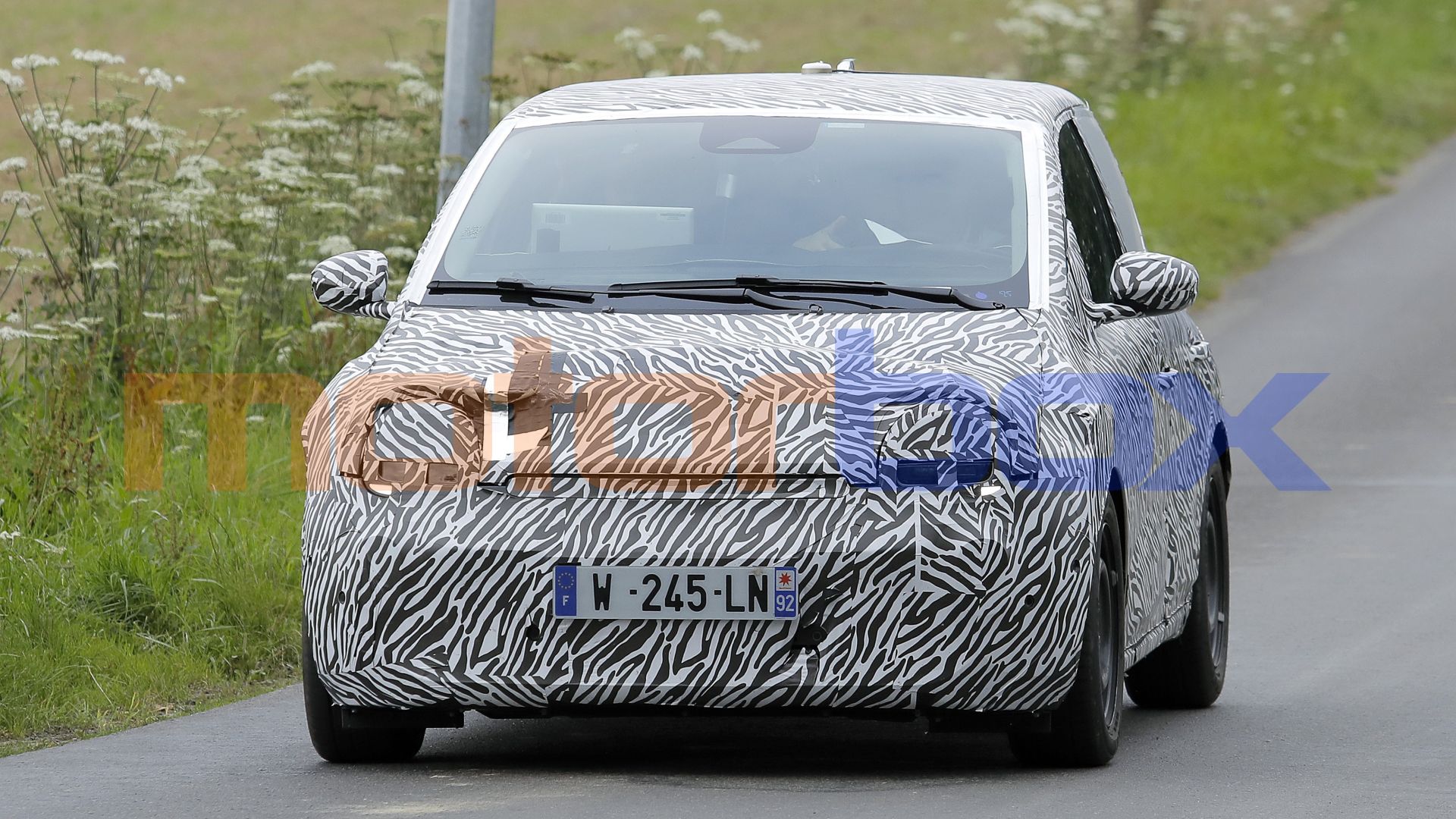 Foto Renault Twingo elettrica 2026: ecco il prototipo su strada