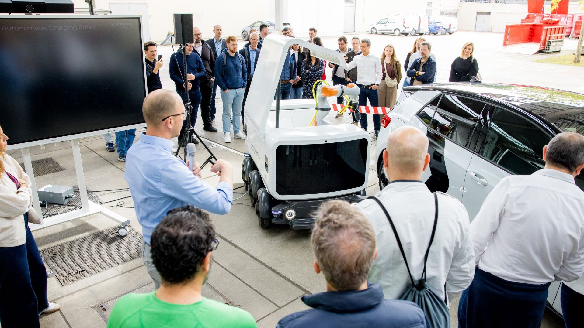 Volkswagen testa il robot che ricarica da solo le auto elettriche.