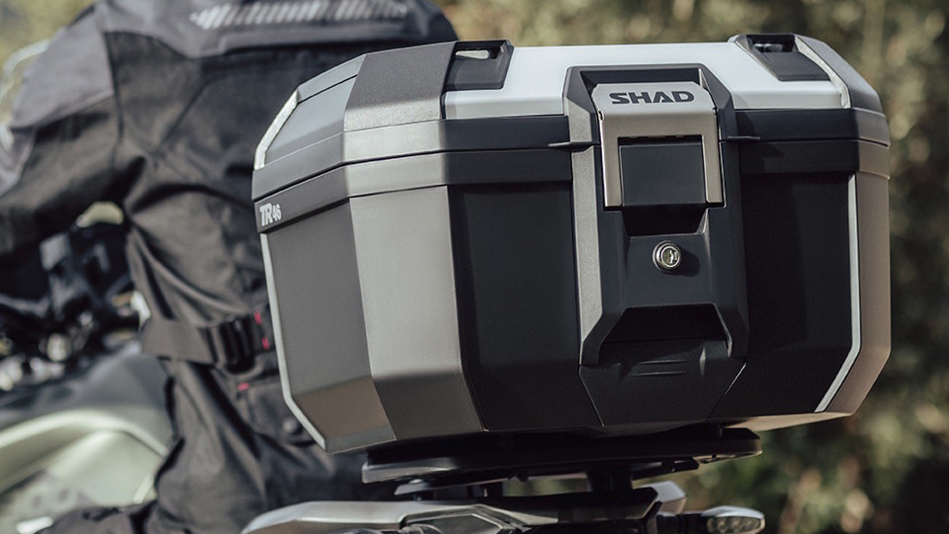 Shad presenta TR46: bauletto versatile per ogni avventura in moto.