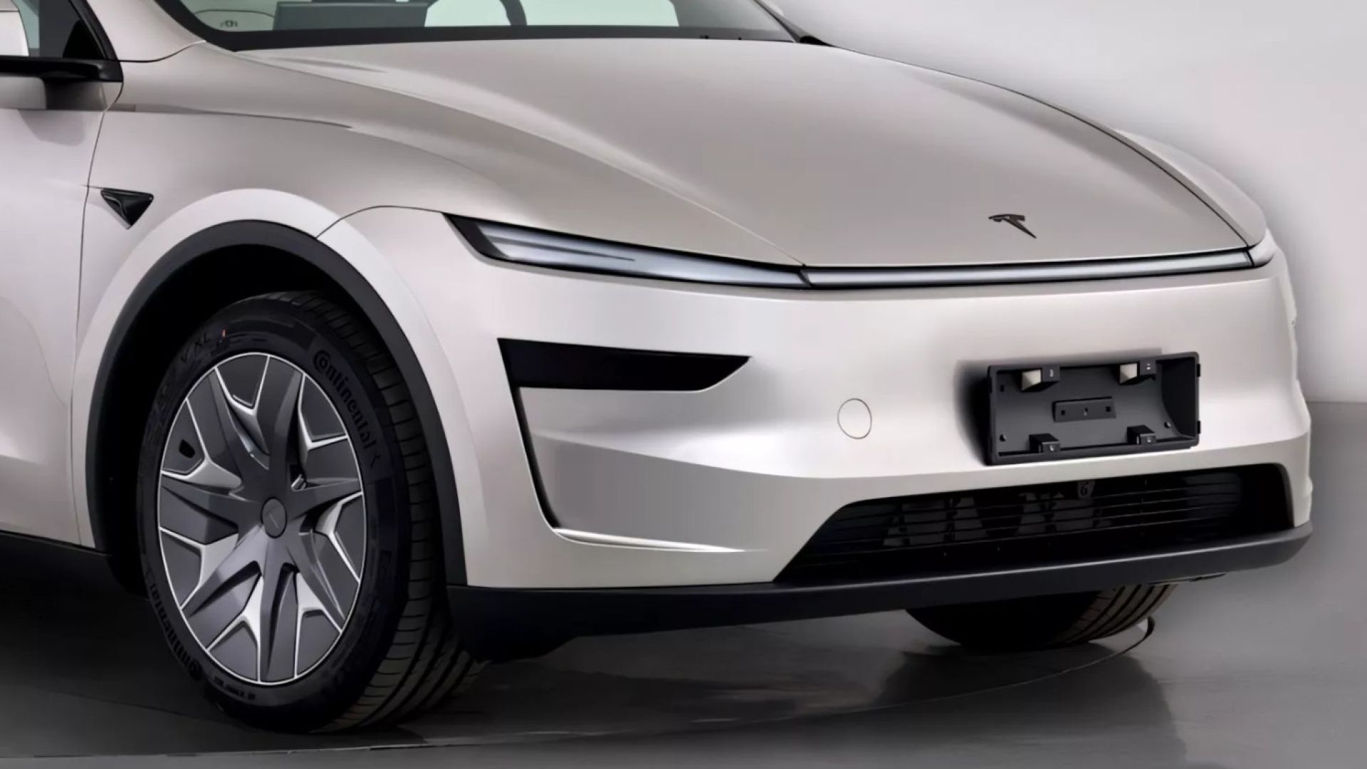 Nuova Tesla Model Y LWB 6 posti 2025: prime info sulle dimensioni