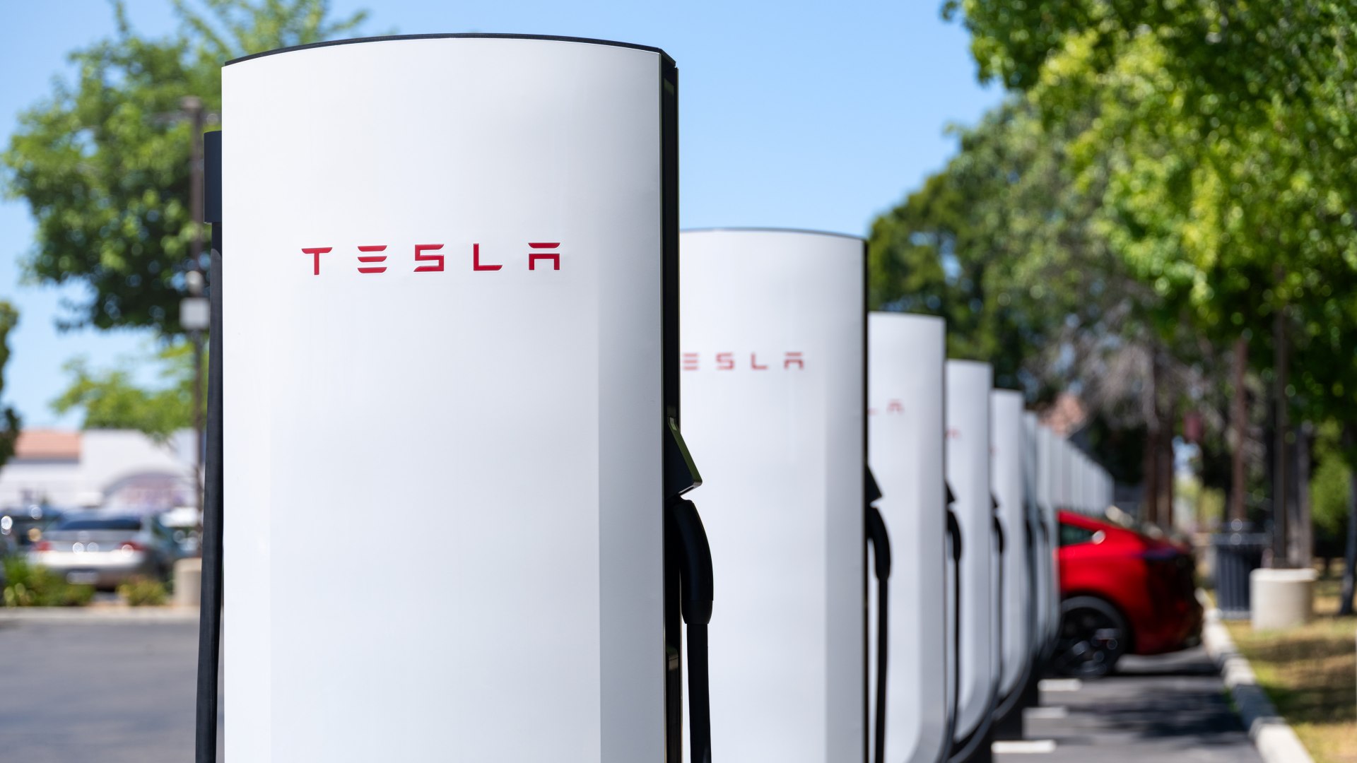Supercharger pieni? Tesla testa le code virtuali: ecco come funzionano.