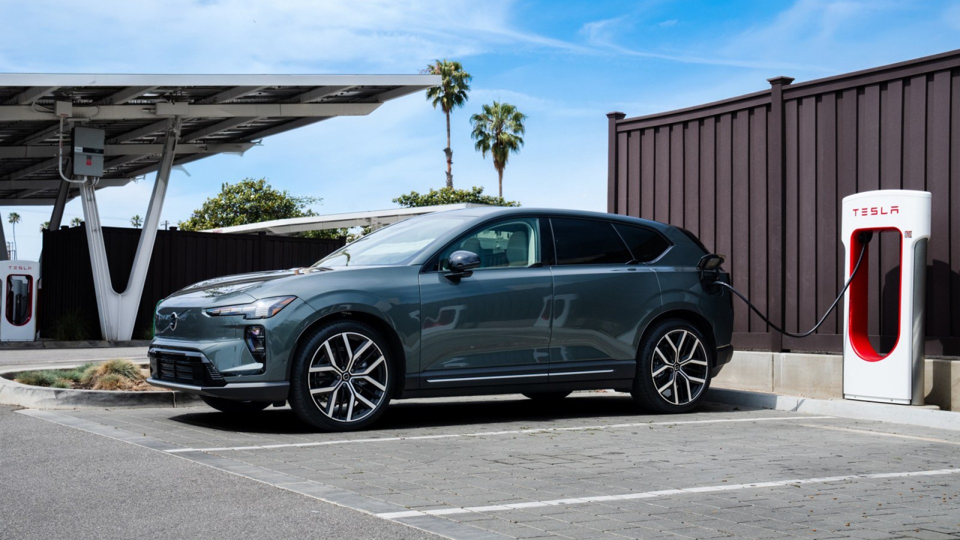 Volvo semplifica la ricarica: i Supercharger Tesla arrivano nell’app ...