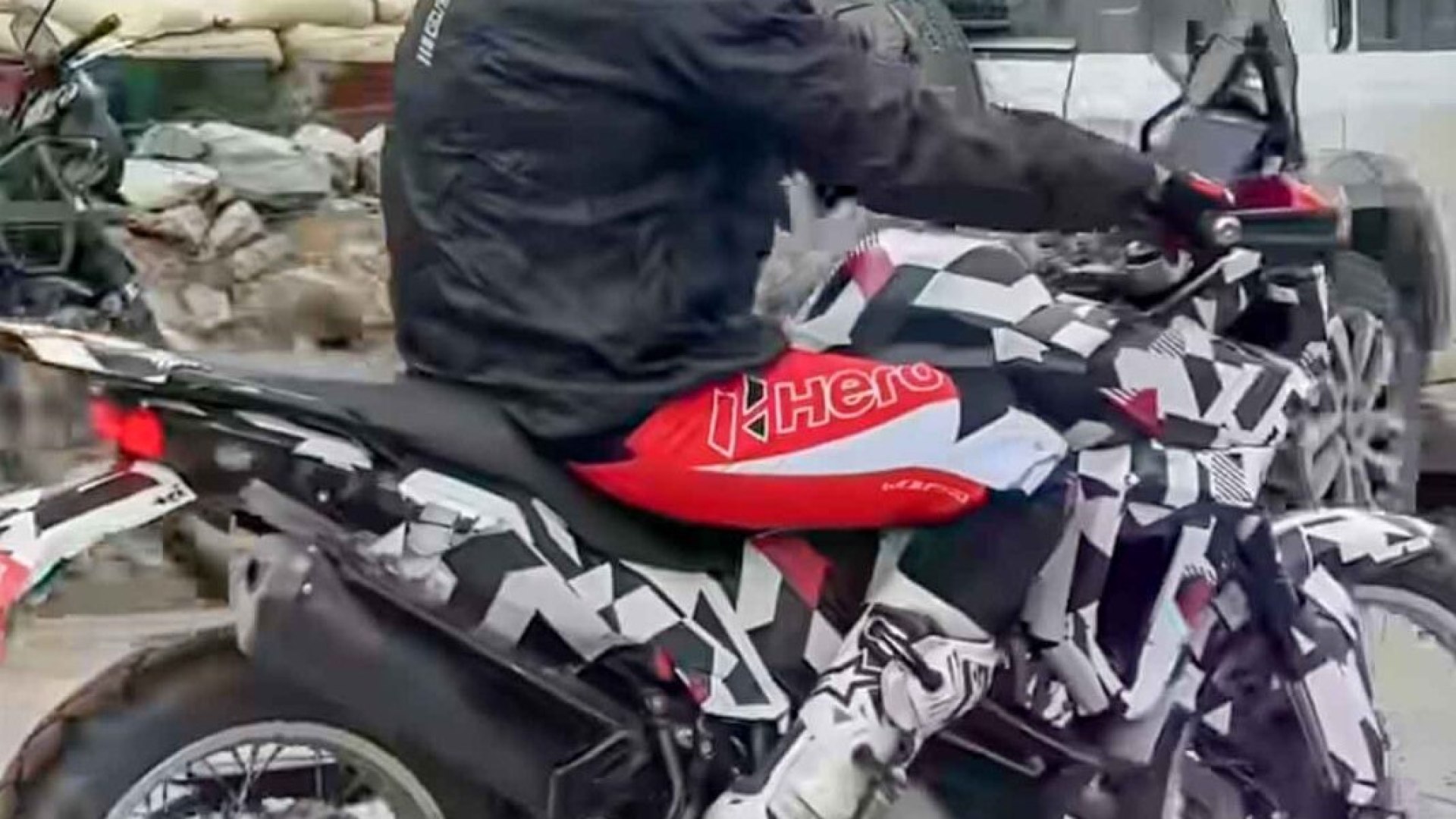 Hero prepara la nuova Xpulse 421: la moto adventure si mostra in foto spia.